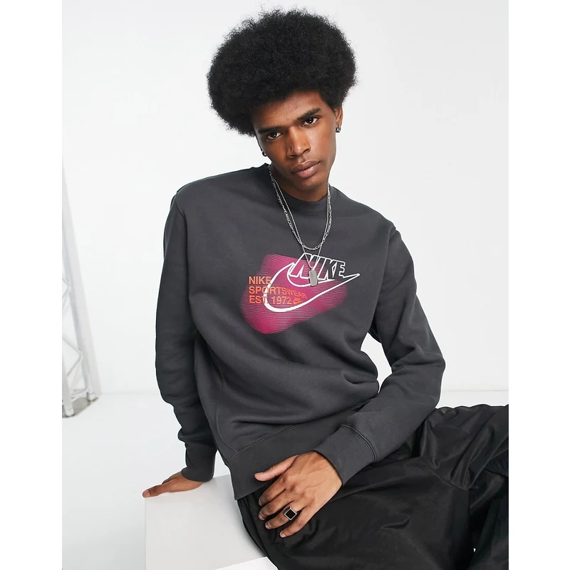 Nike Club crew neck sweatshirt with chest print in dark smoke grey - GLAMI.hu